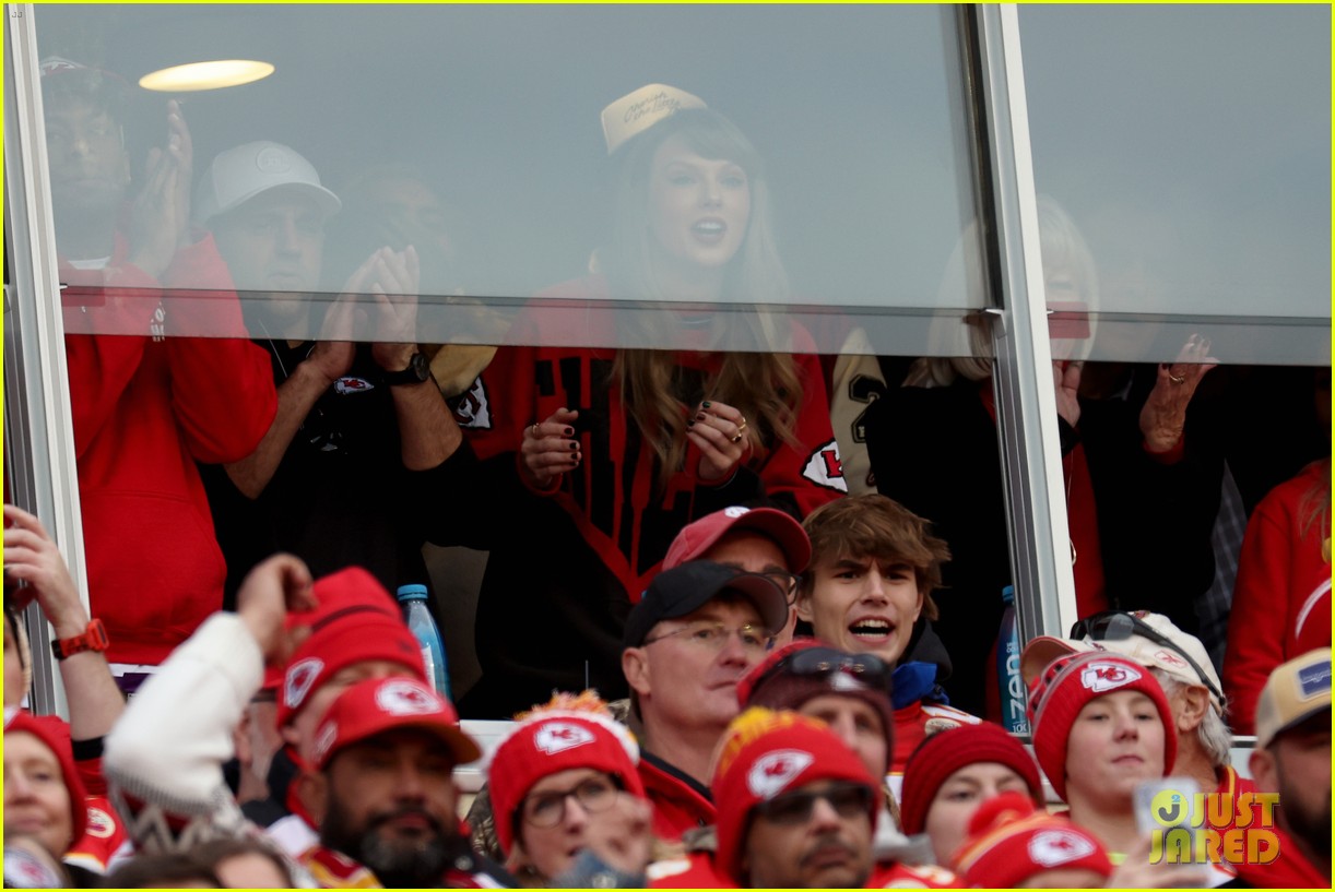 Inside Taylor Swift's Suite at Chiefs-Bills Game: Who's She Sitting ...