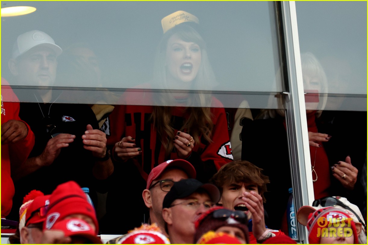 Inside Taylor Swift's Suite at Chiefs-Bills Game: Who's She Sitting ...