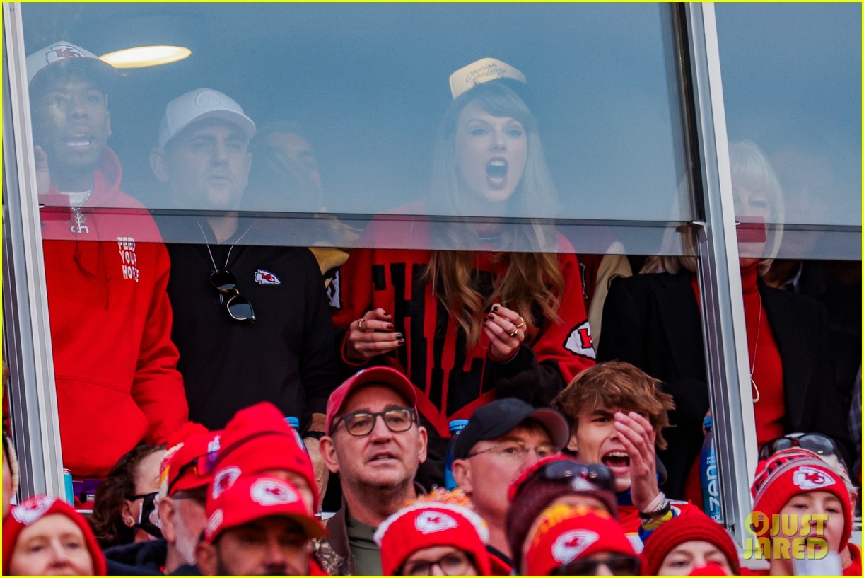 Inside Taylor Swift's Suite at Chiefs-Bills Game: Who's She Sitting ...