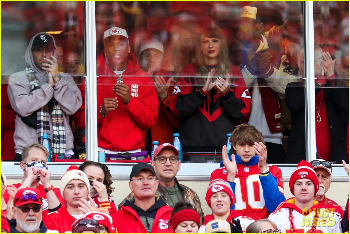 Inside Taylor Swift's Suite at Chiefs-Bills Game: Who's She Sitting ...