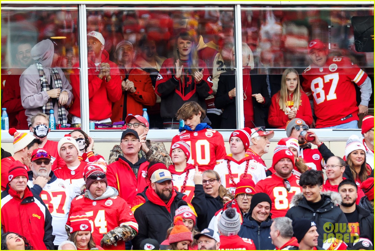 Inside Taylor Swift's Suite at Chiefs-Bills Game: Who's She Sitting ...