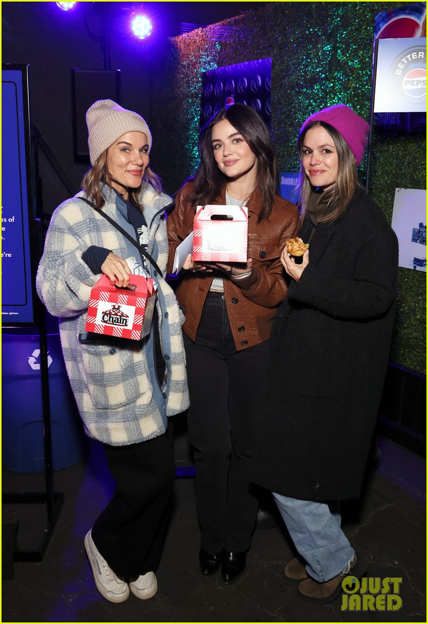 Chrissy Teigen, Mindy Kaling, & More Join Star-Studded Crowd at ...