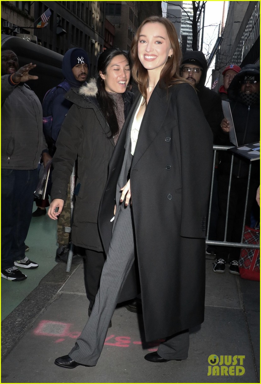 Phoebe Dynevor Gets Boyfriend Cameron Fuller's Support While Doing ...