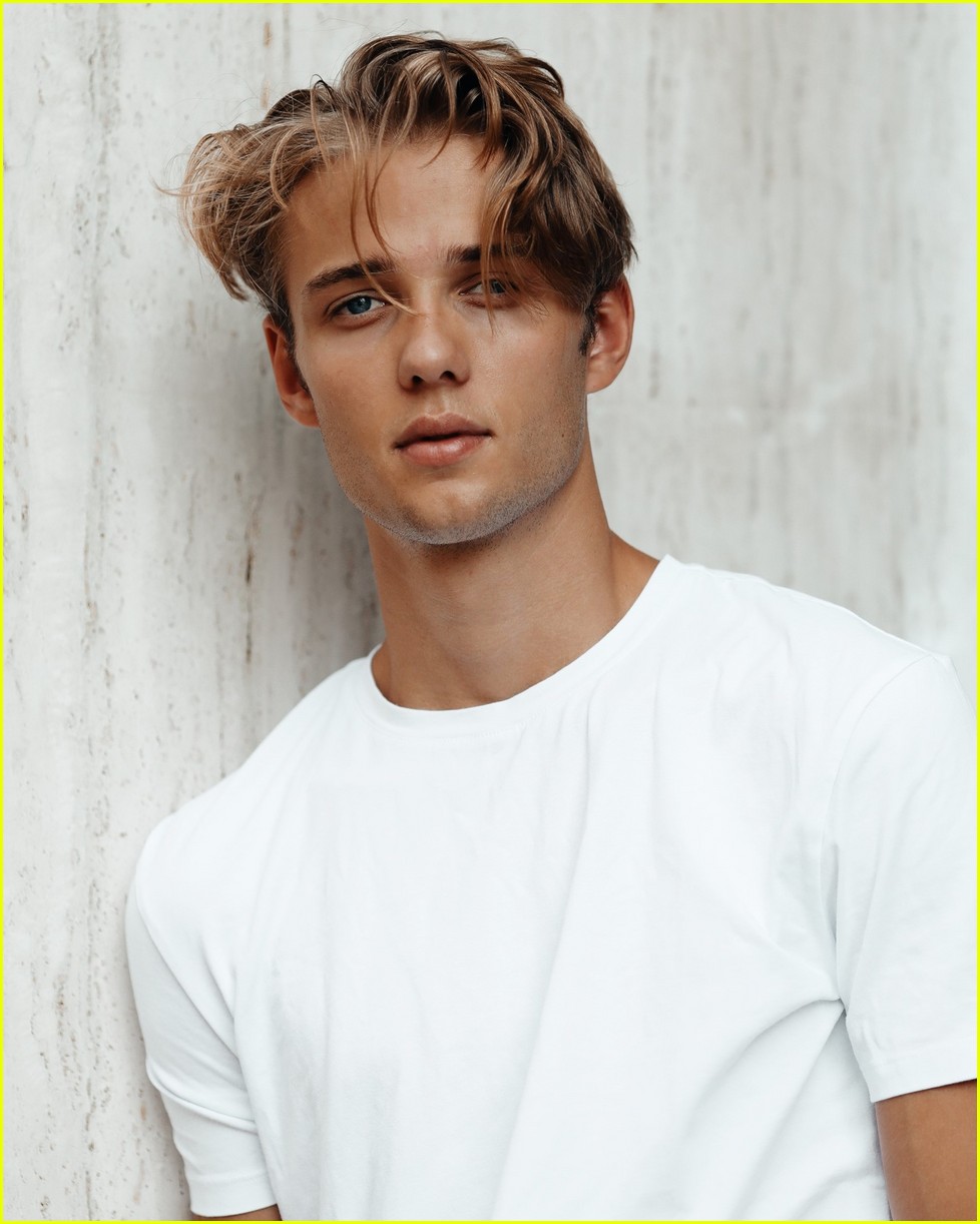 'Napoleon' Star Edouard Philipponnat Recounts Improv with Joaquin ...