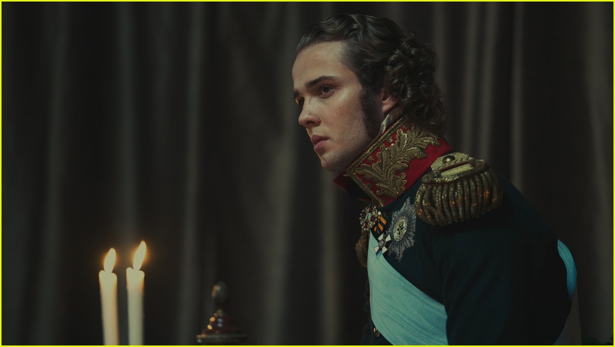 'Napoleon' Star Edouard Philipponnat Recounts Improv with Joaquin Phoenix & Stepping on Vanessa ...