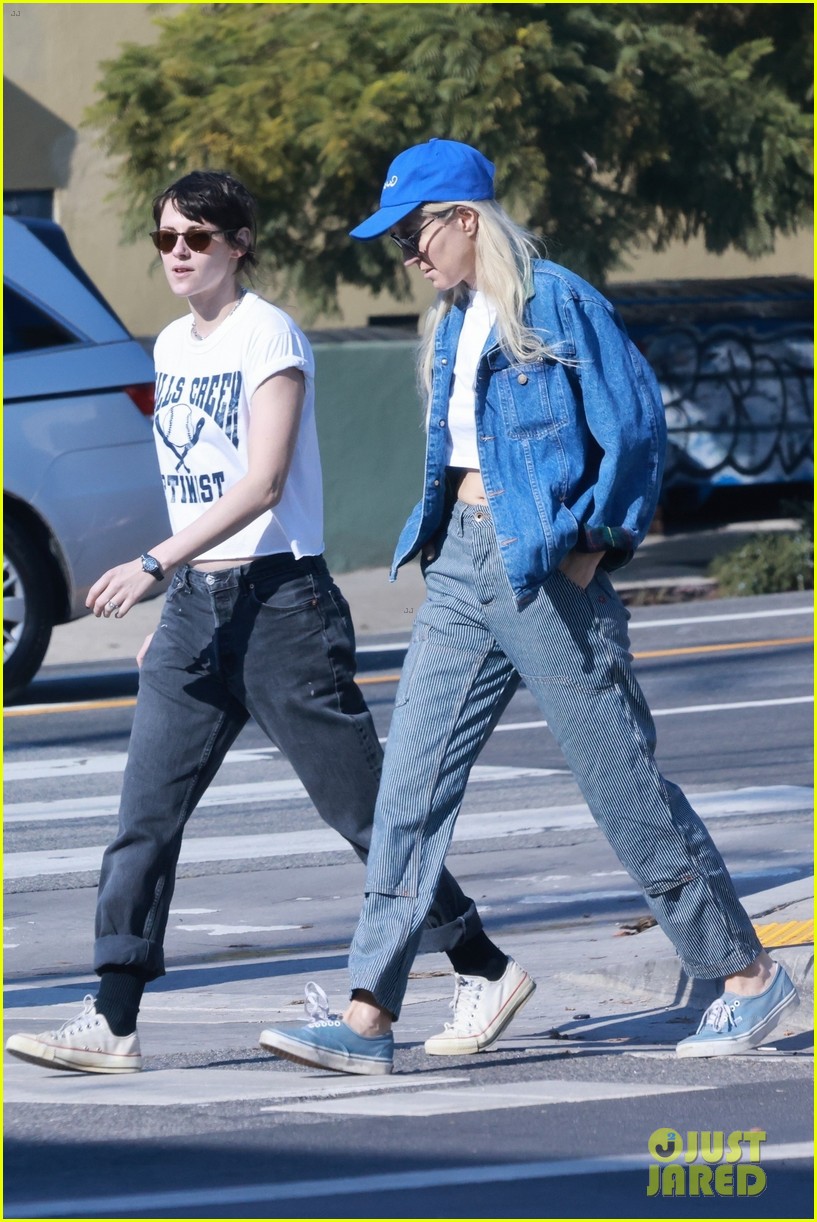 Kristen Stewart & Dylan Meyer Go For a Christmas Eve Stroll: Photo ...