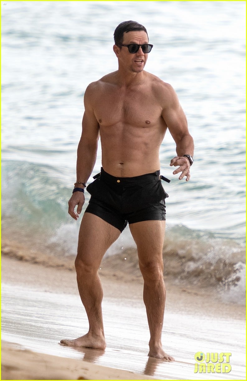 Mark Wahlberg Flaunts Washboard Abs While Going Shirtless in Barbados ...