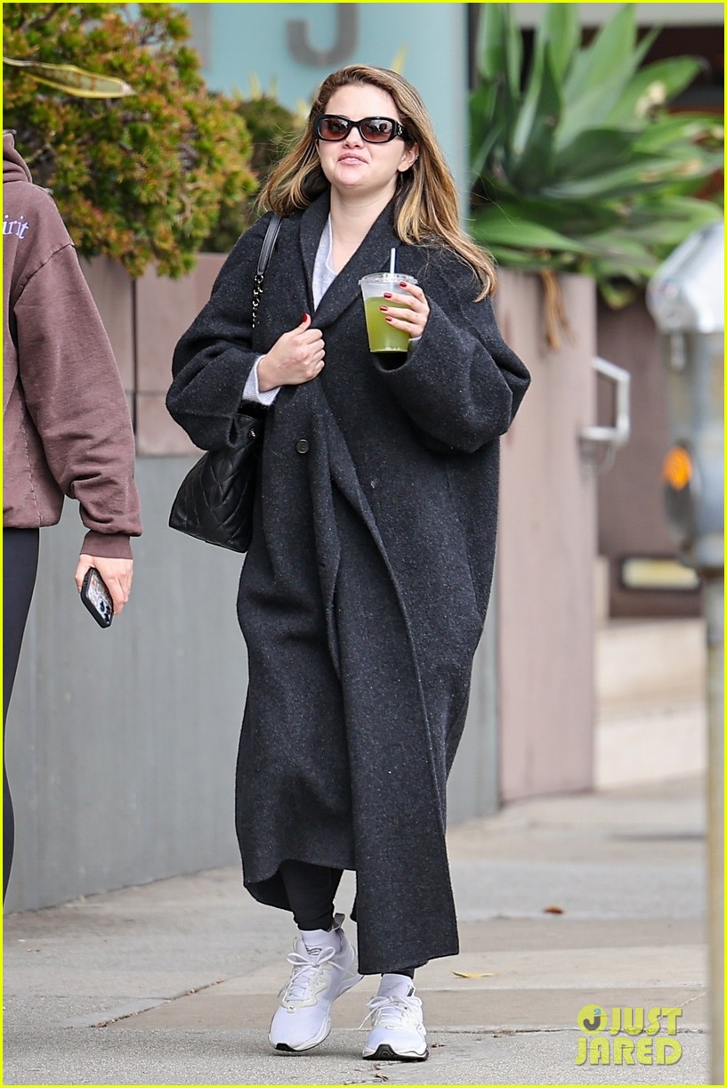 Selena Gomez Spends Low-Key Afternoon with Bestie Anna Collins: Photo ...