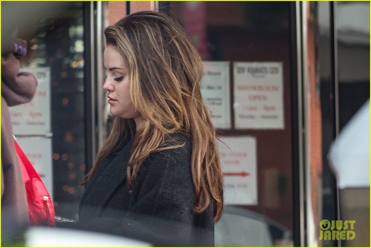Selena Gomez Spends Low-Key Afternoon with Bestie Anna Collins: Photo ...
