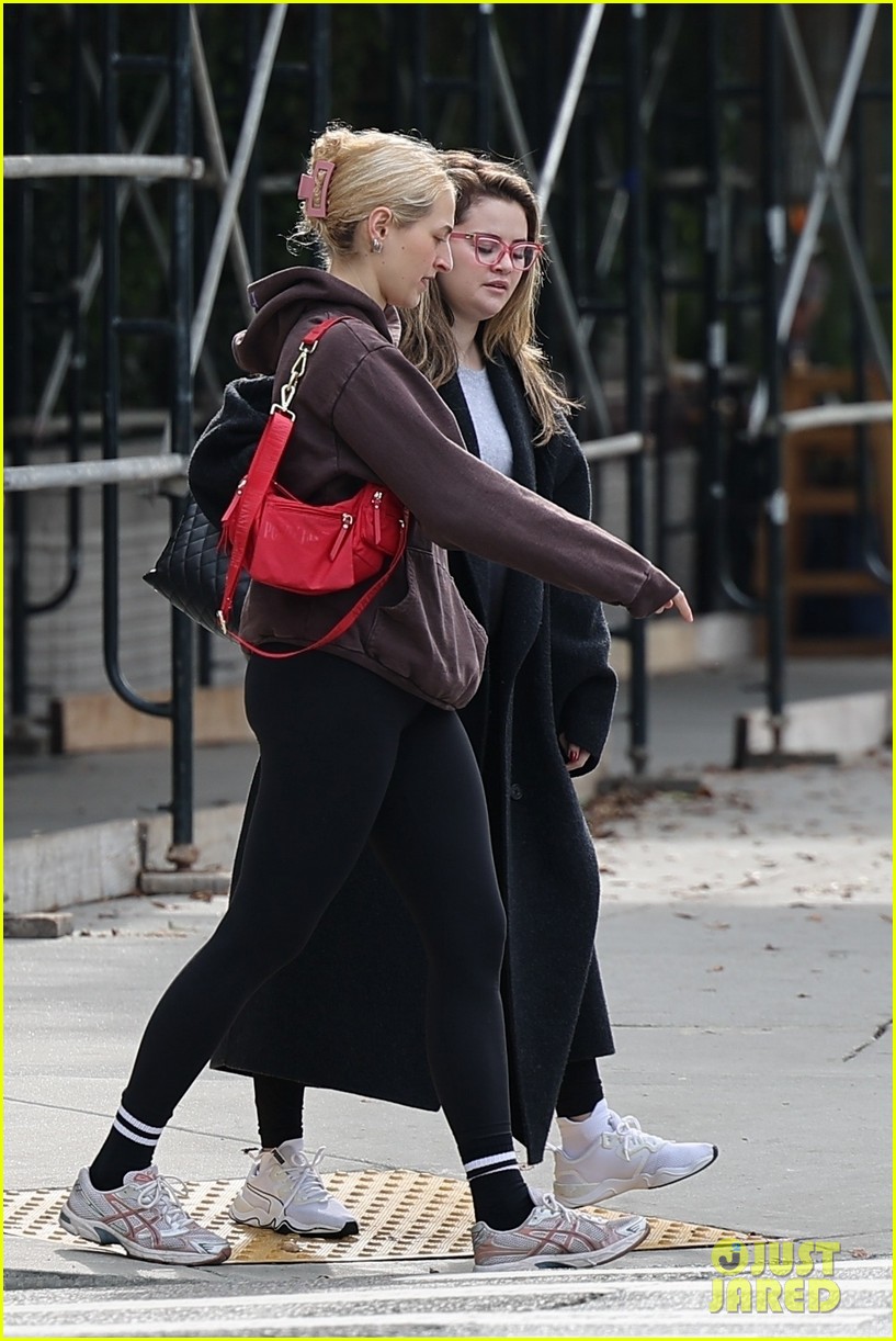 Selena Gomez Spends Low-Key Afternoon with Bestie Anna Collins: Photo ...