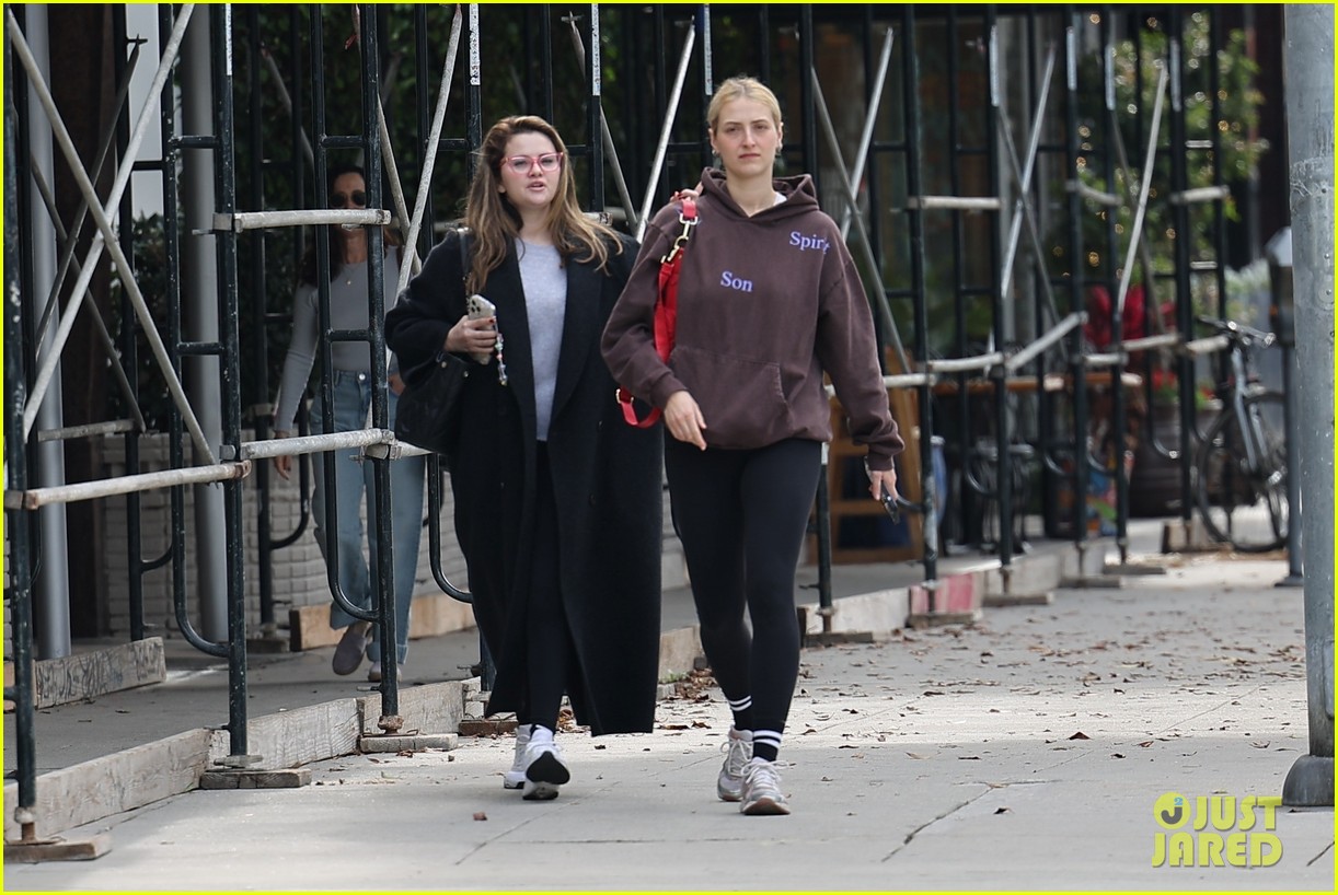 Selena Gomez Spends Low-Key Afternoon with Bestie Anna Collins: Photo ...