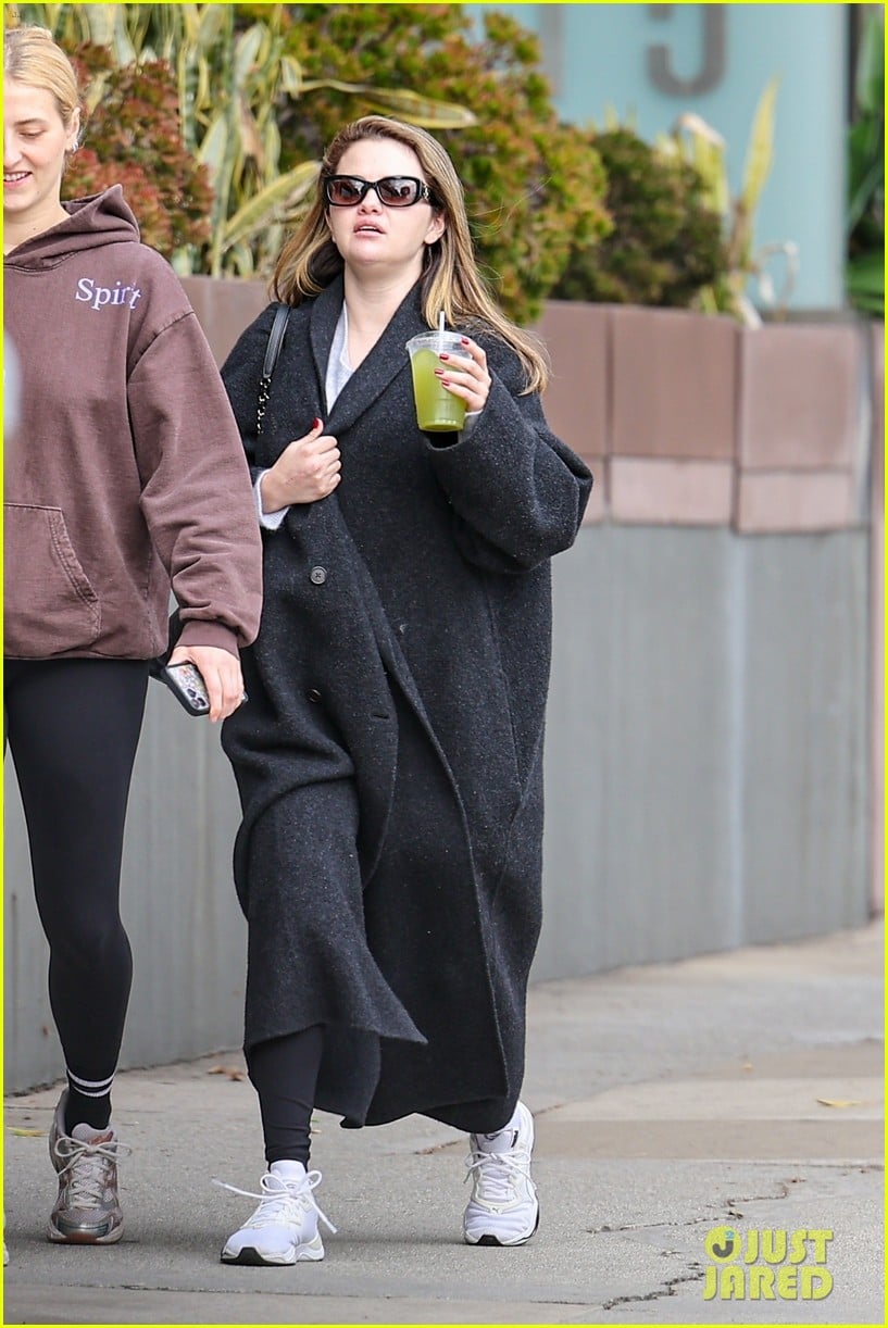 Selena Gomez Spends Low-Key Afternoon with Bestie Anna Collins: Photo ...