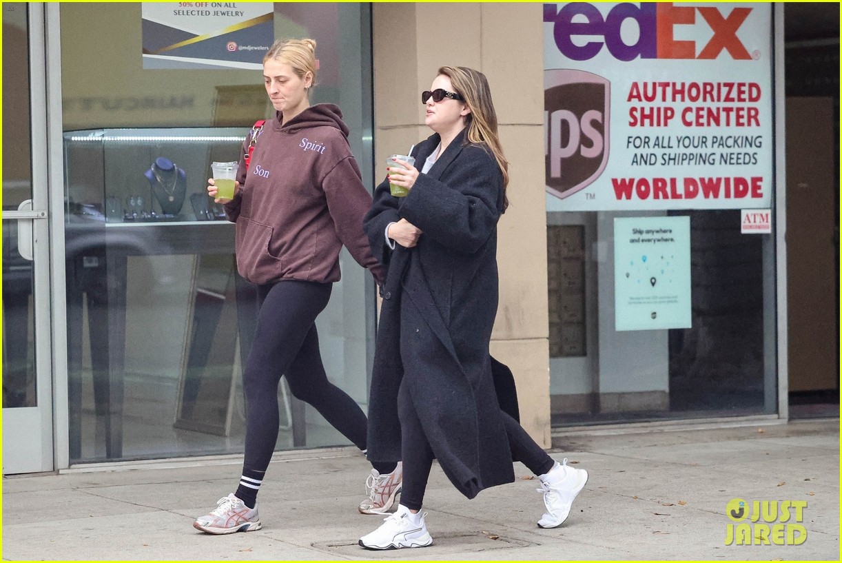 Selena Gomez Spends Low-Key Afternoon with Bestie Anna Collins: Photo ...