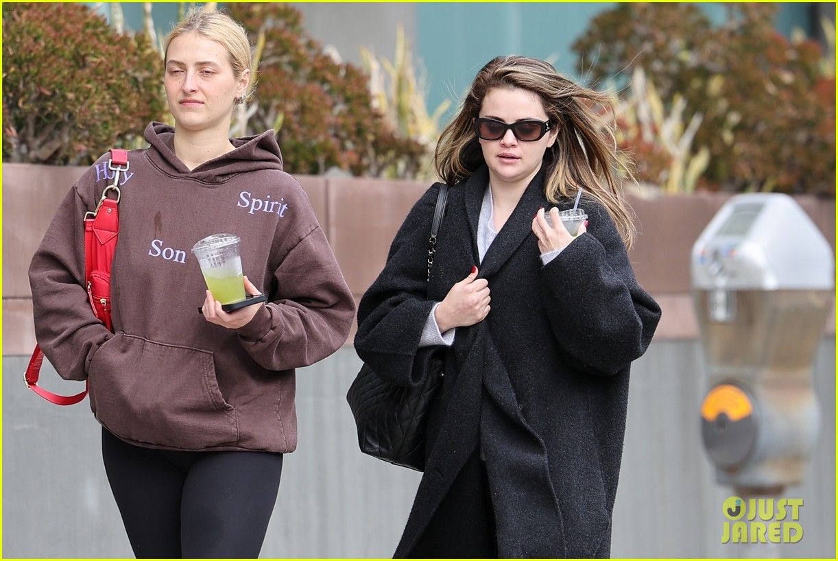 Selena Gomez Spends Low-Key Afternoon with Bestie Anna Collins: Photo ...