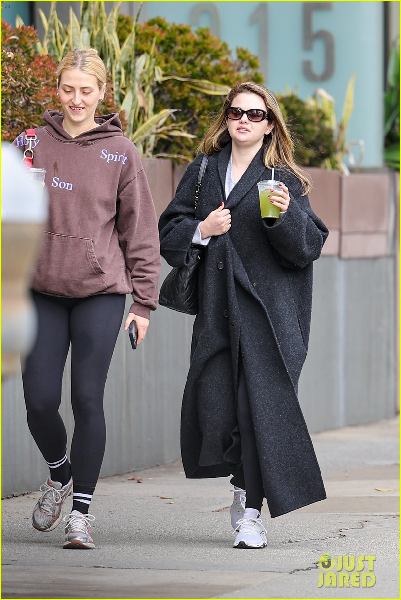 Selena Gomez Spends Low-Key Afternoon with Bestie Anna Collins: Photo ...