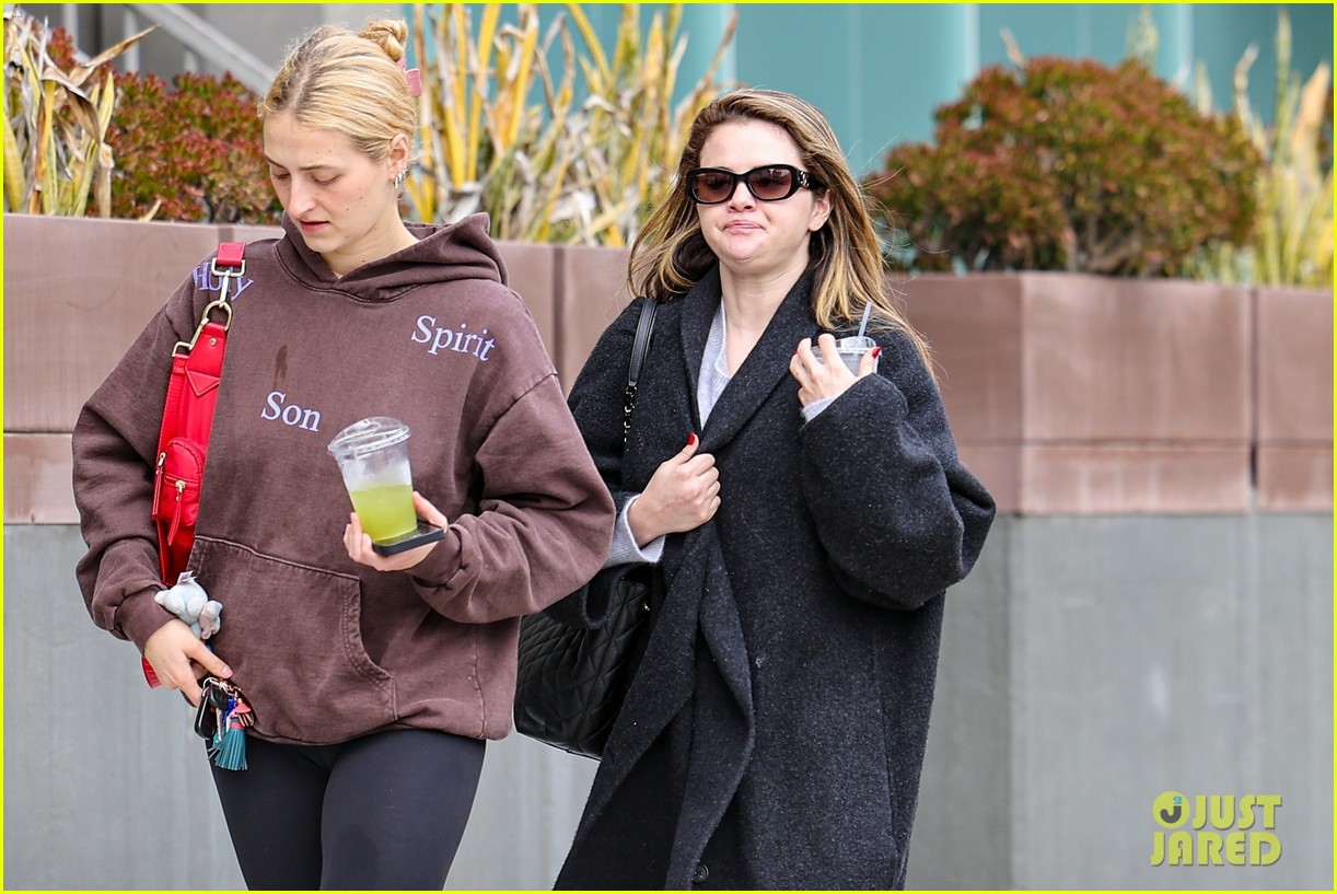 Selena Gomez Spends Low-Key Afternoon with Bestie Anna Collins: Photo ...