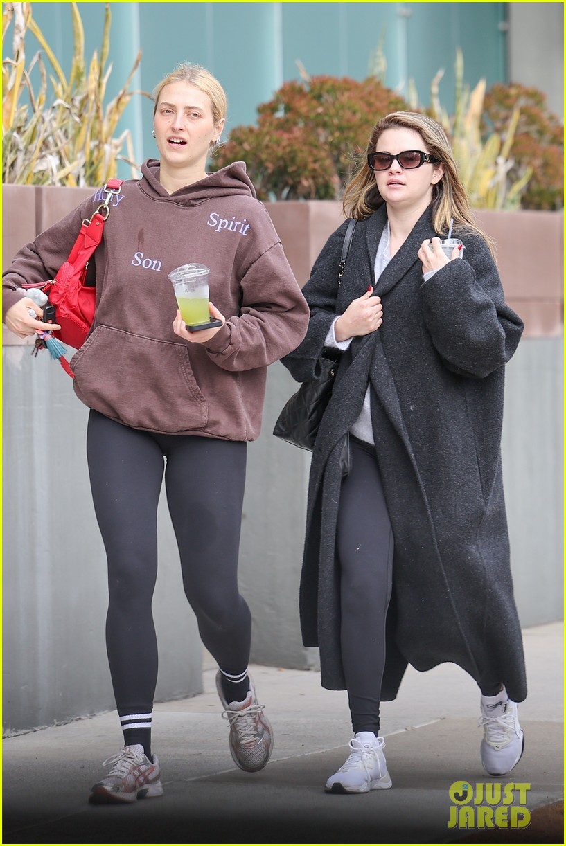 Selena Gomez Spends Low-Key Afternoon with Bestie Anna Collins: Photo ...