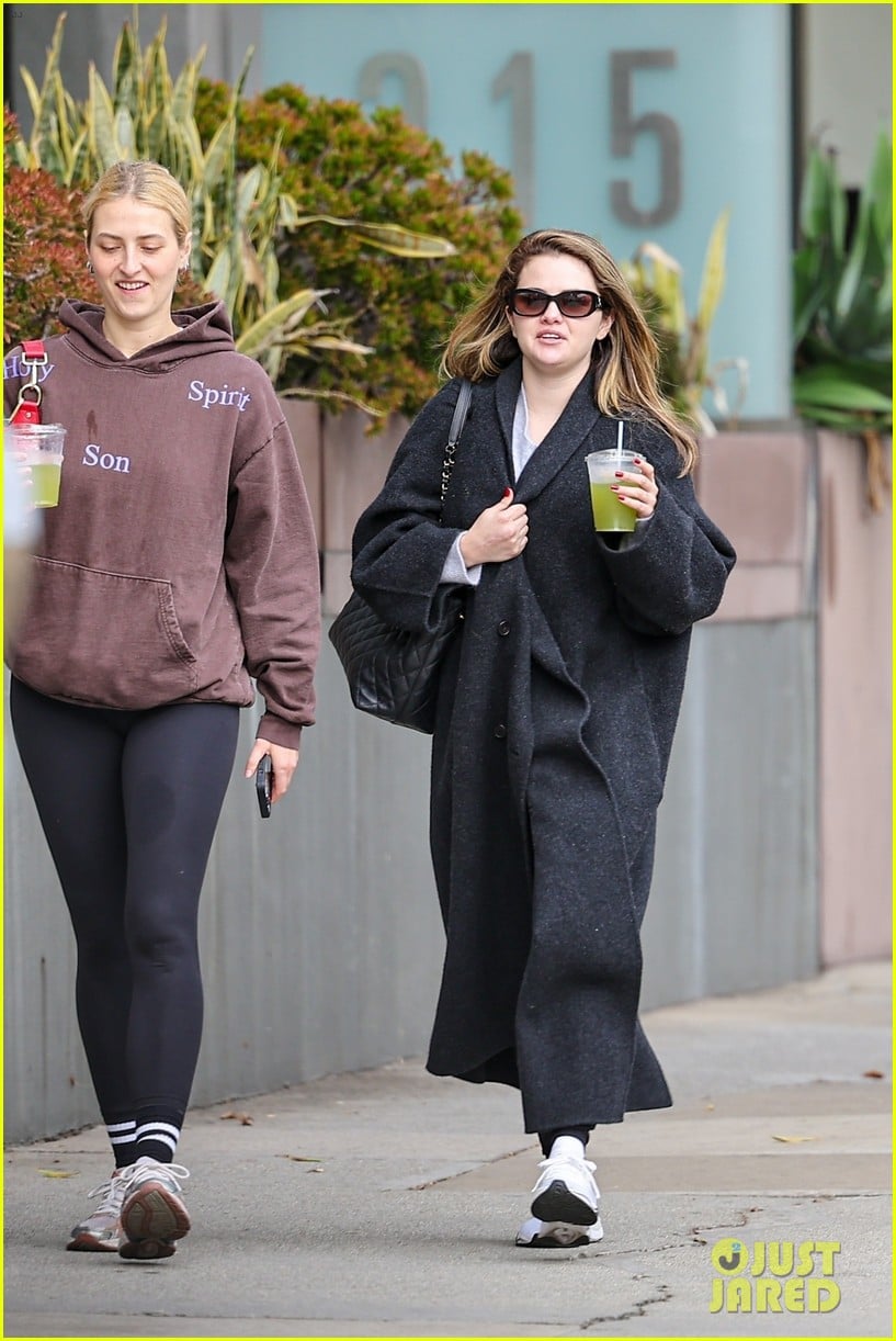 Selena Gomez Spends Low-Key Afternoon with Bestie Anna Collins: Photo ...