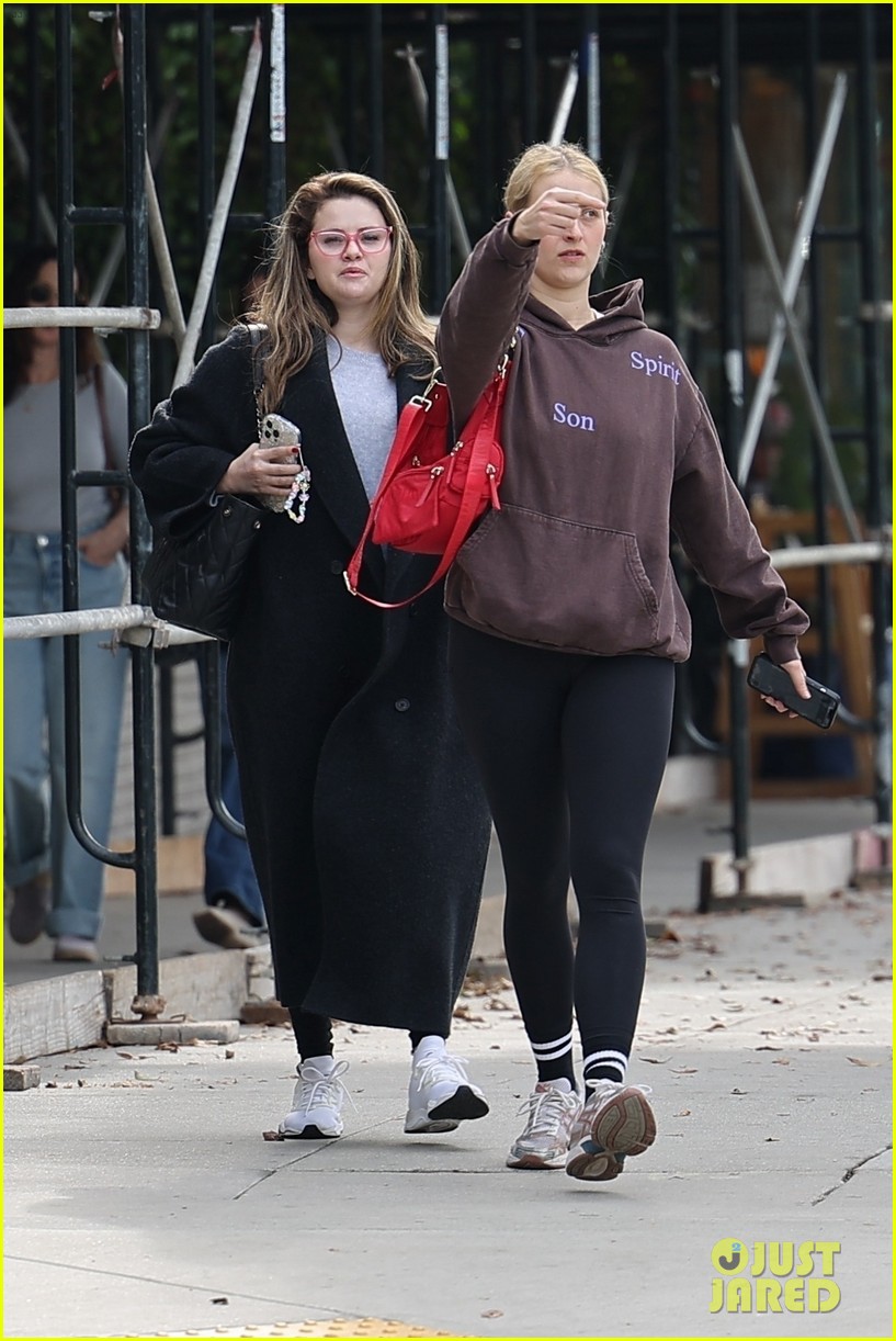 Selena Gomez Spends Low-Key Afternoon with Bestie Anna Collins: Photo ...
