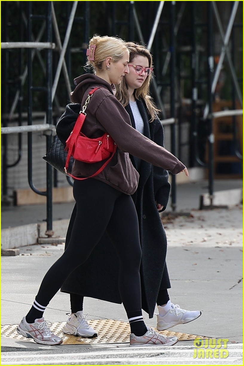 Selena Gomez Spends Low-Key Afternoon with Bestie Anna Collins: Photo ...