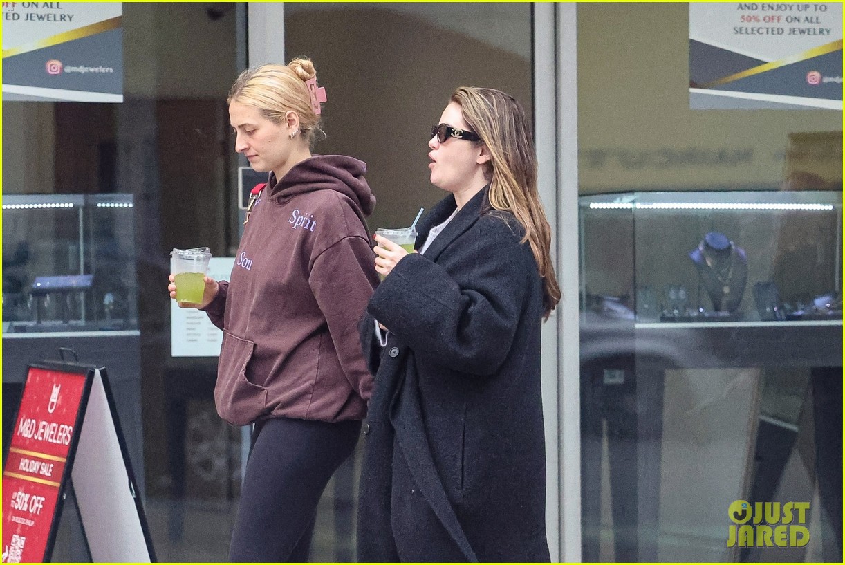 Selena Gomez Spends Low-Key Afternoon with Bestie Anna Collins: Photo ...