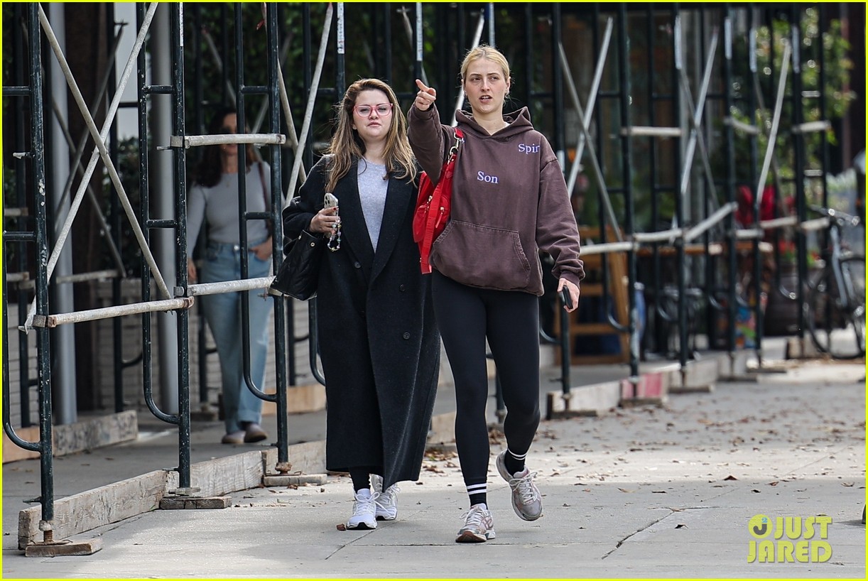 Selena Gomez Spends Low-Key Afternoon with Bestie Anna Collins: Photo ...