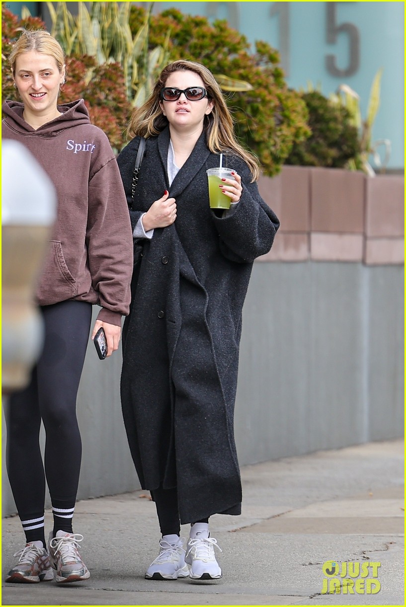 Selena Gomez Spends Low-Key Afternoon with Bestie Anna Collins: Photo ...