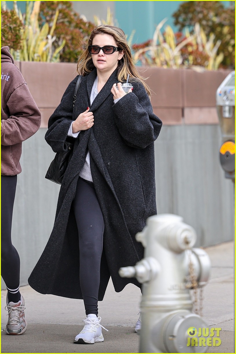 Selena Gomez Spends Low-Key Afternoon with Bestie Anna Collins: Photo ...