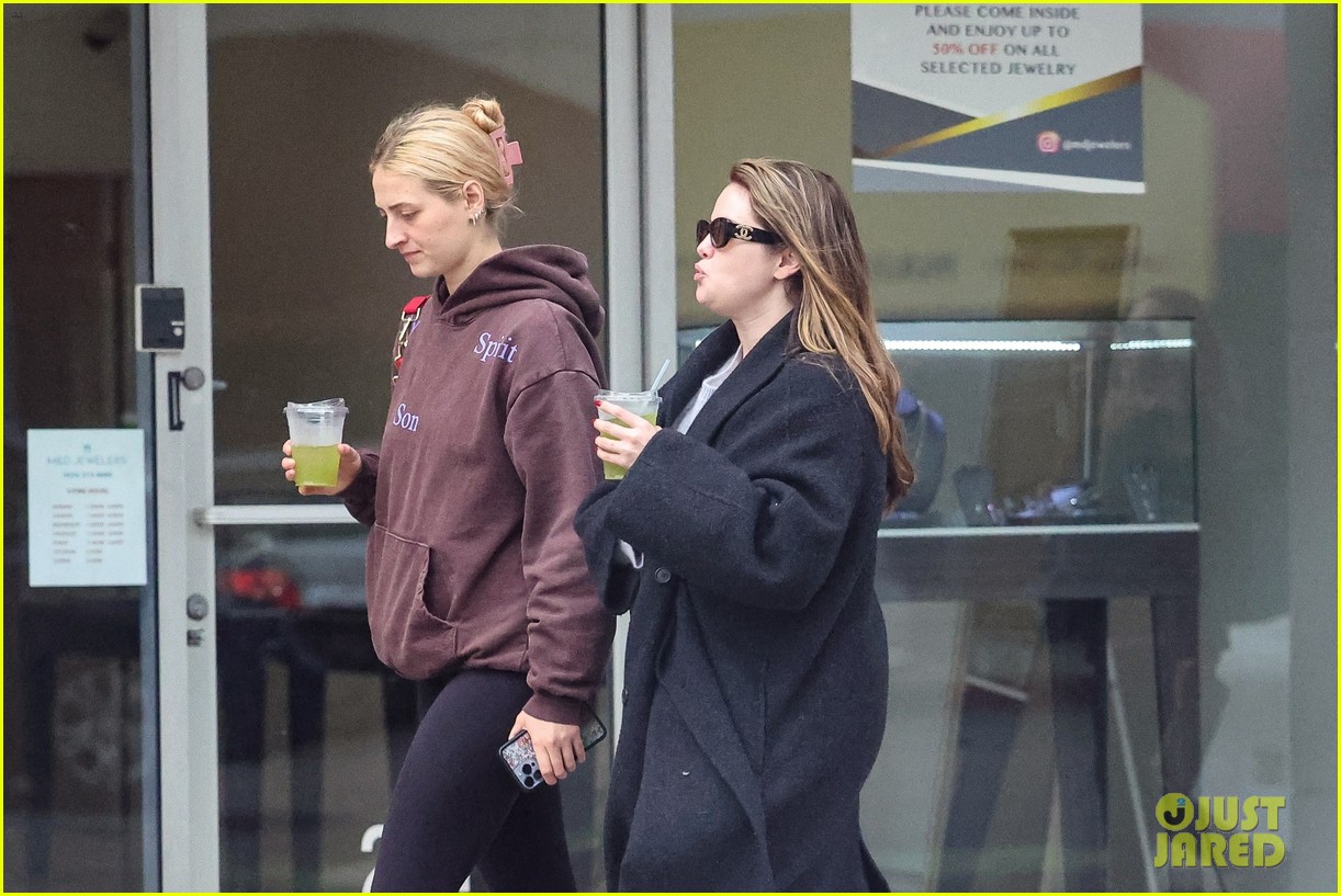 Selena Gomez Spends Low-Key Afternoon with Bestie Anna Collins: Photo ...