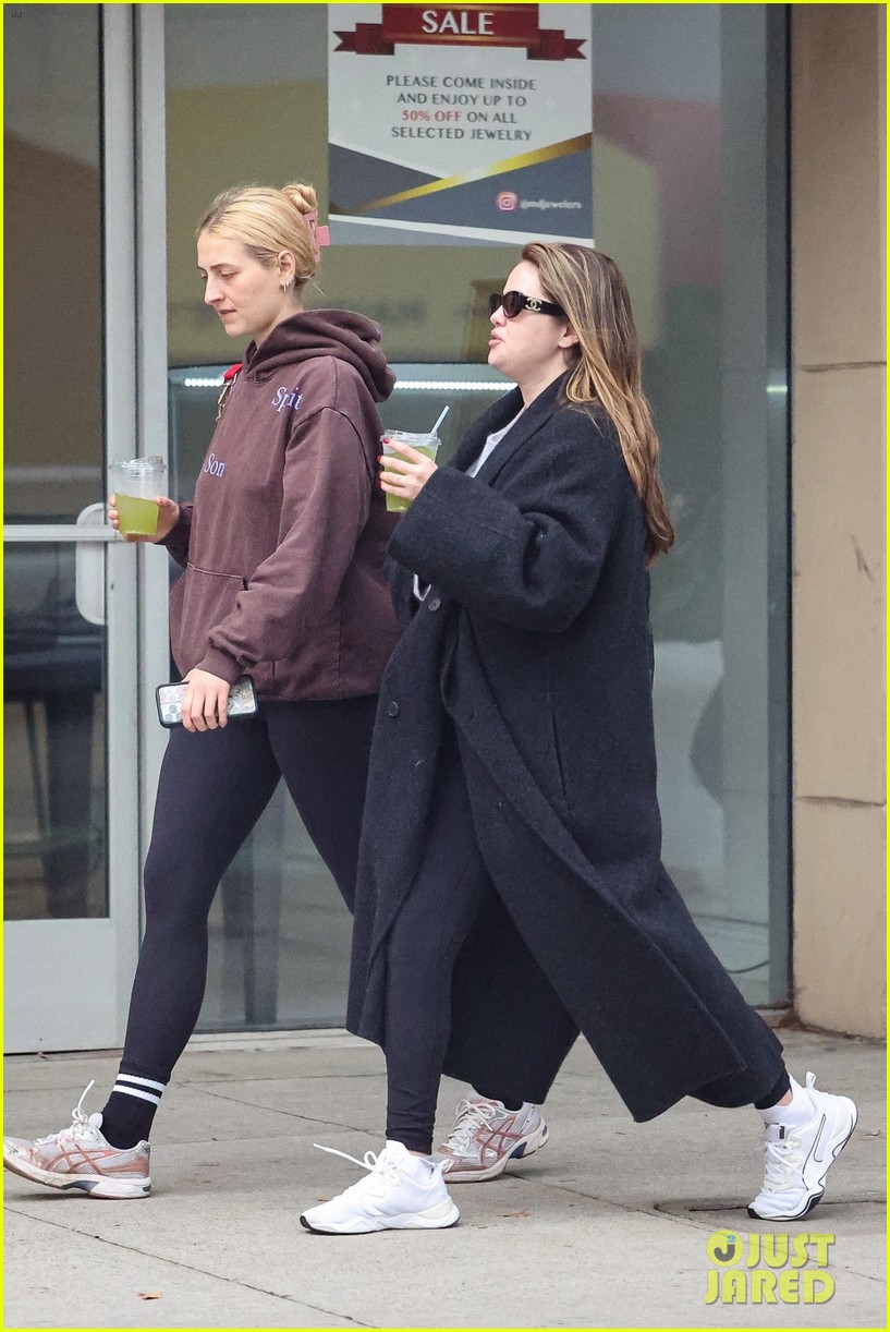 Selena Gomez Spends Low-Key Afternoon with Bestie Anna Collins: Photo ...