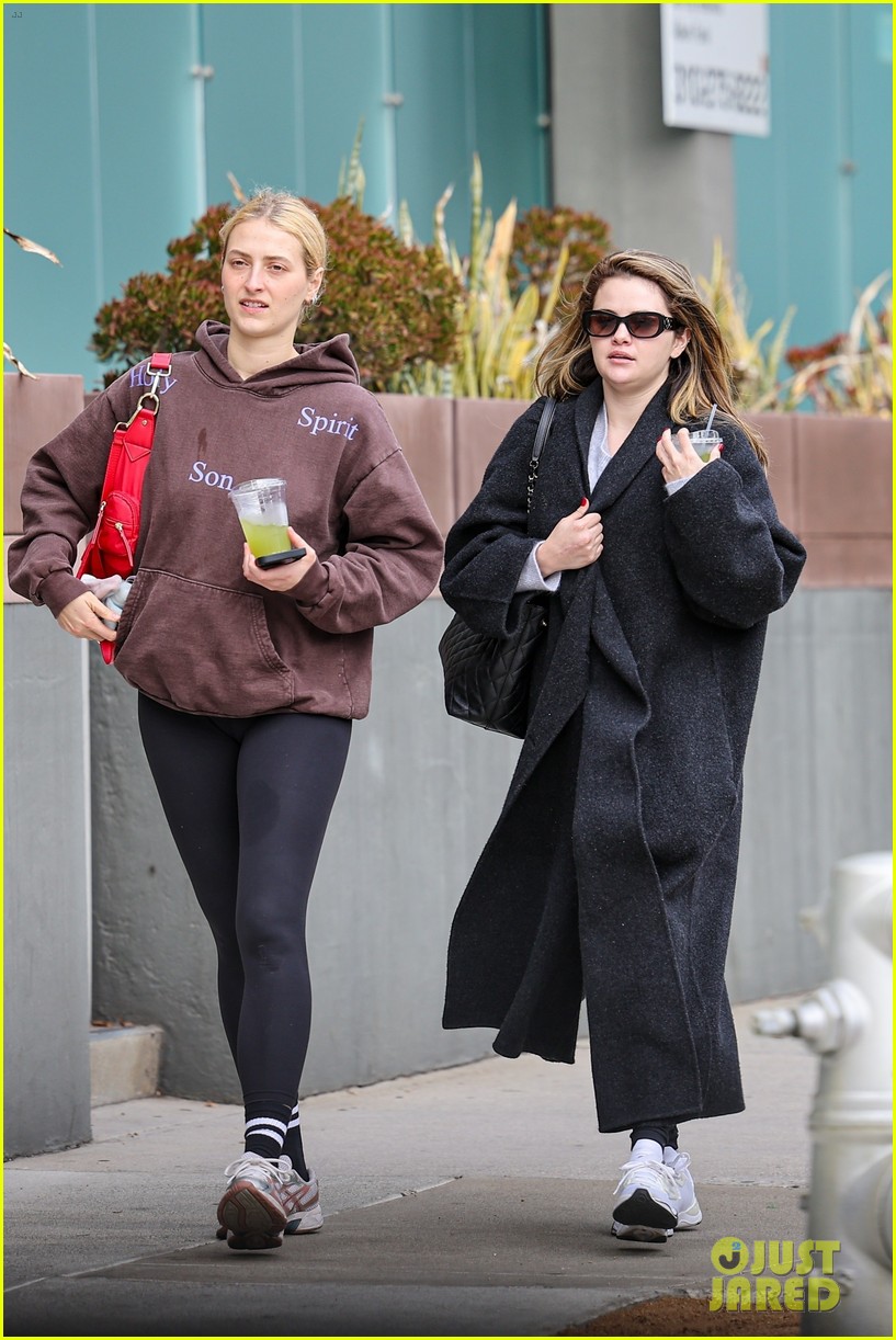 Selena Gomez Spends Low-Key Afternoon with Bestie Anna Collins: Photo ...