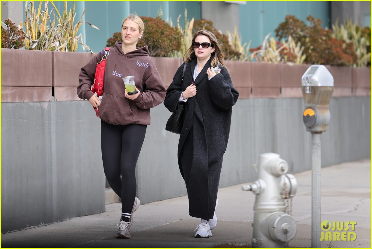 Selena Gomez Spends Low-Key Afternoon with Bestie Anna Collins: Photo ...