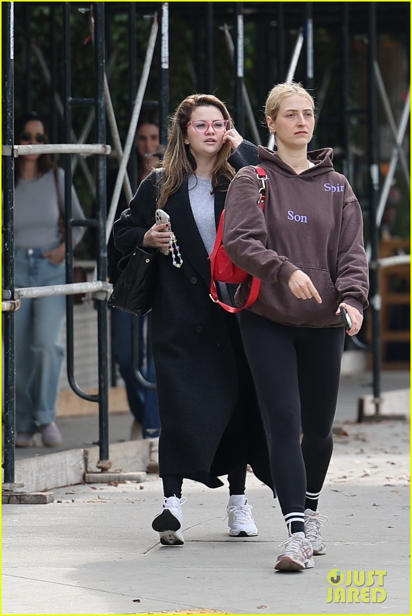 Selena Gomez Spends Low-Key Afternoon with Bestie Anna Collins: Photo ...