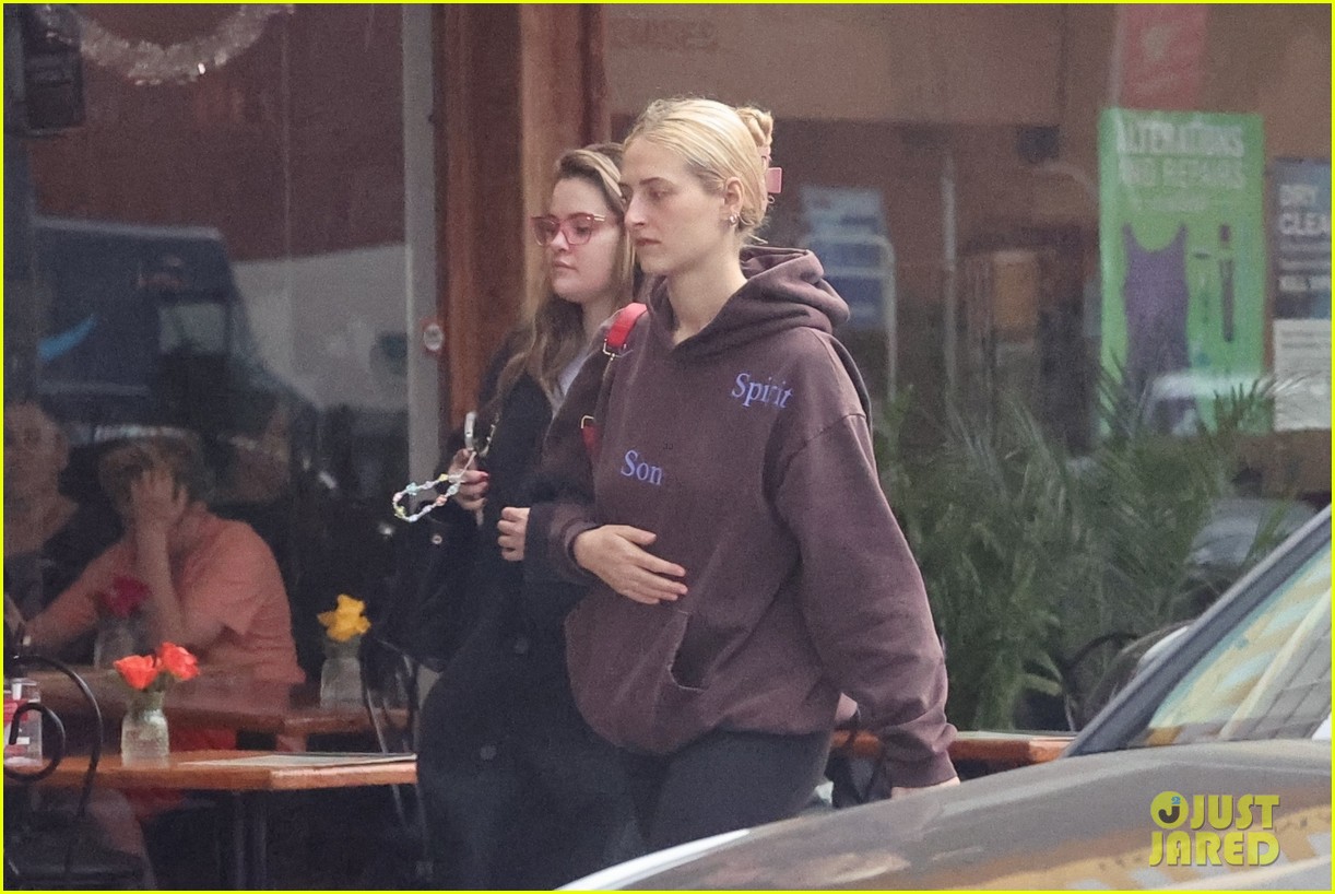 Selena Gomez Spends Low-Key Afternoon with Bestie Anna Collins: Photo ...