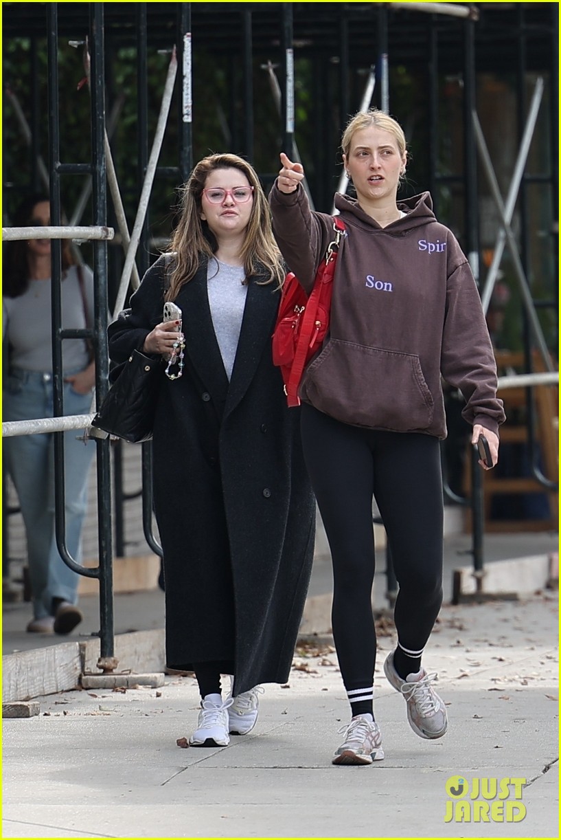 Selena Gomez Spends Low-Key Afternoon with Bestie Anna Collins: Photo ...