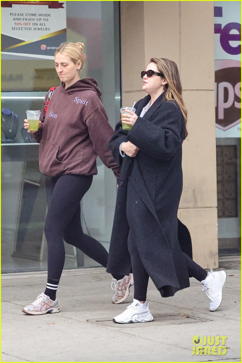 Selena Gomez Spends Low-Key Afternoon with Bestie Anna Collins: Photo ...