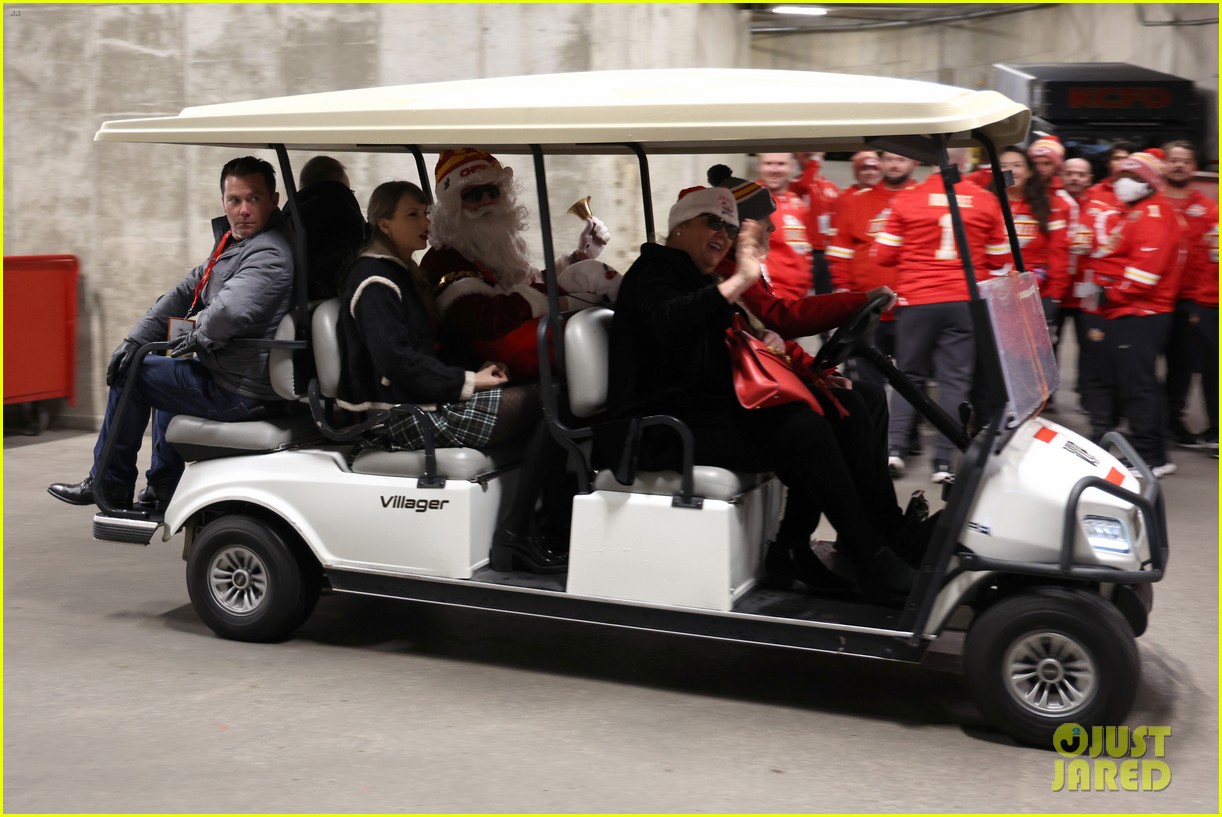 Taylor Swift Brings Santa Claus to Chiefs Game: Fans Think Man In the ...