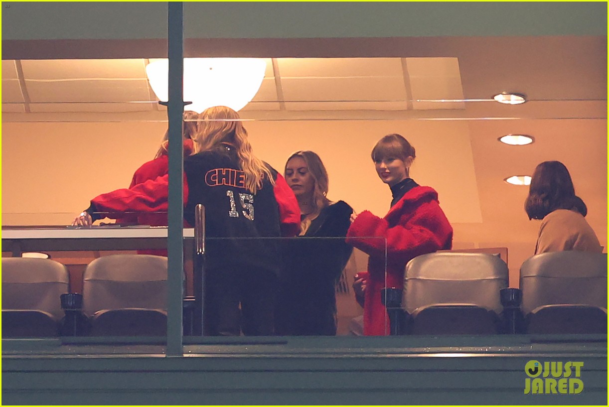 Inside Taylor Swift's NFL Suite at Chiefs-Packers Game: Who's Sitting ...