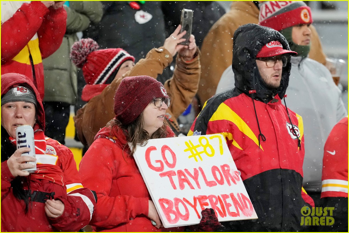 Inside Taylor Swift's NFL Suite at Chiefs-Packers Game: Who's Sitting ...