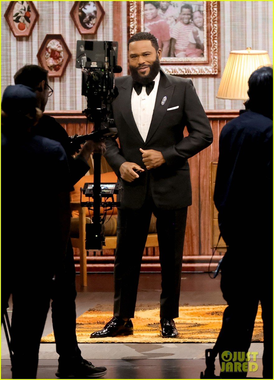 Anthony Anderson Opens the 2023 Emmy Awards With Monologue & Musical ...