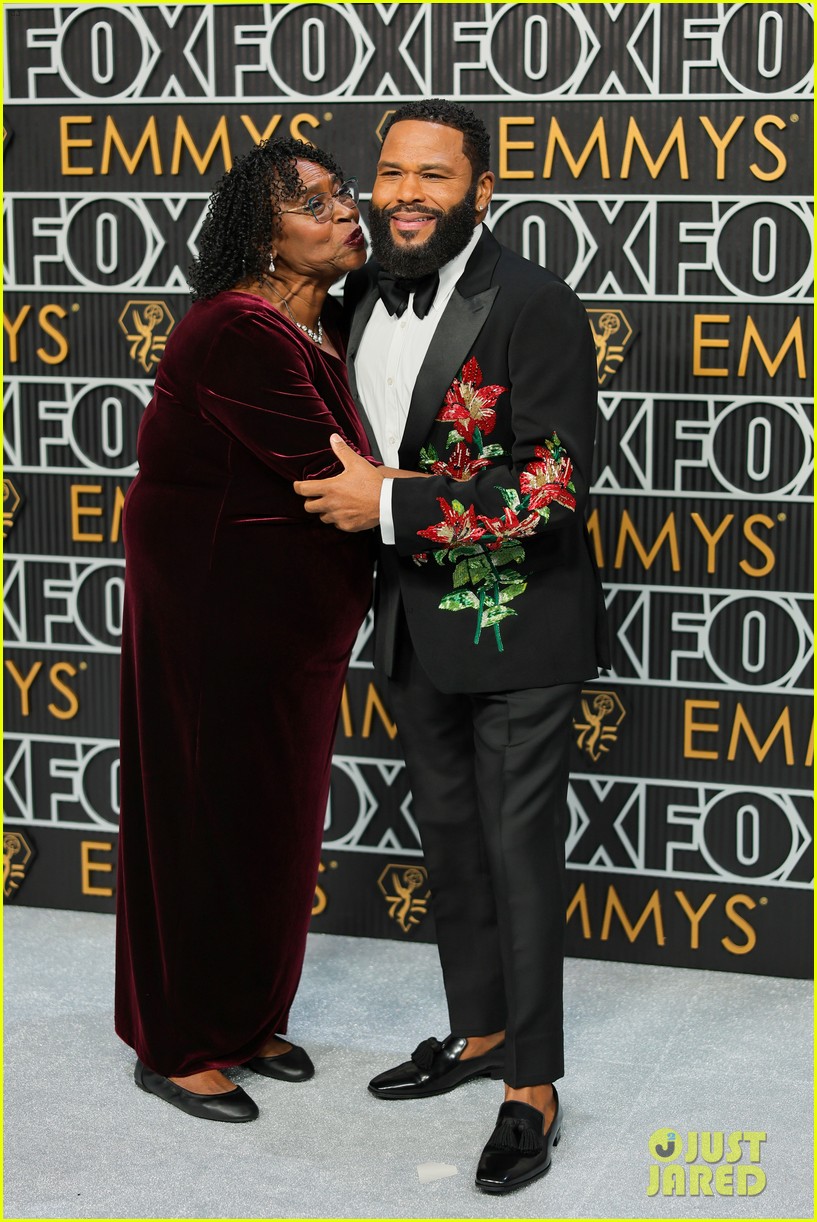 Anthony Anderson Arrives for Hosting Duties at Emmy Awards 2023 with ...