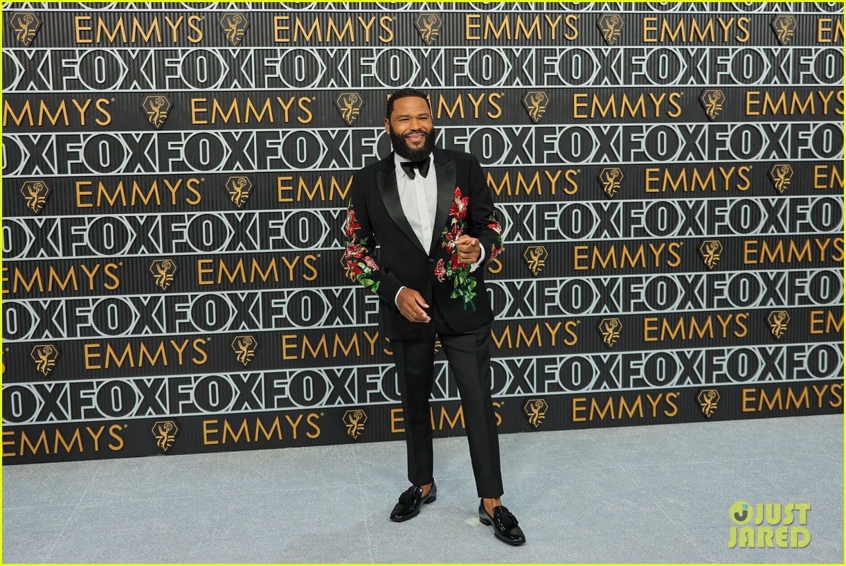 Anthony Anderson Arrives for Hosting Duties at Emmy Awards 2023 with ...