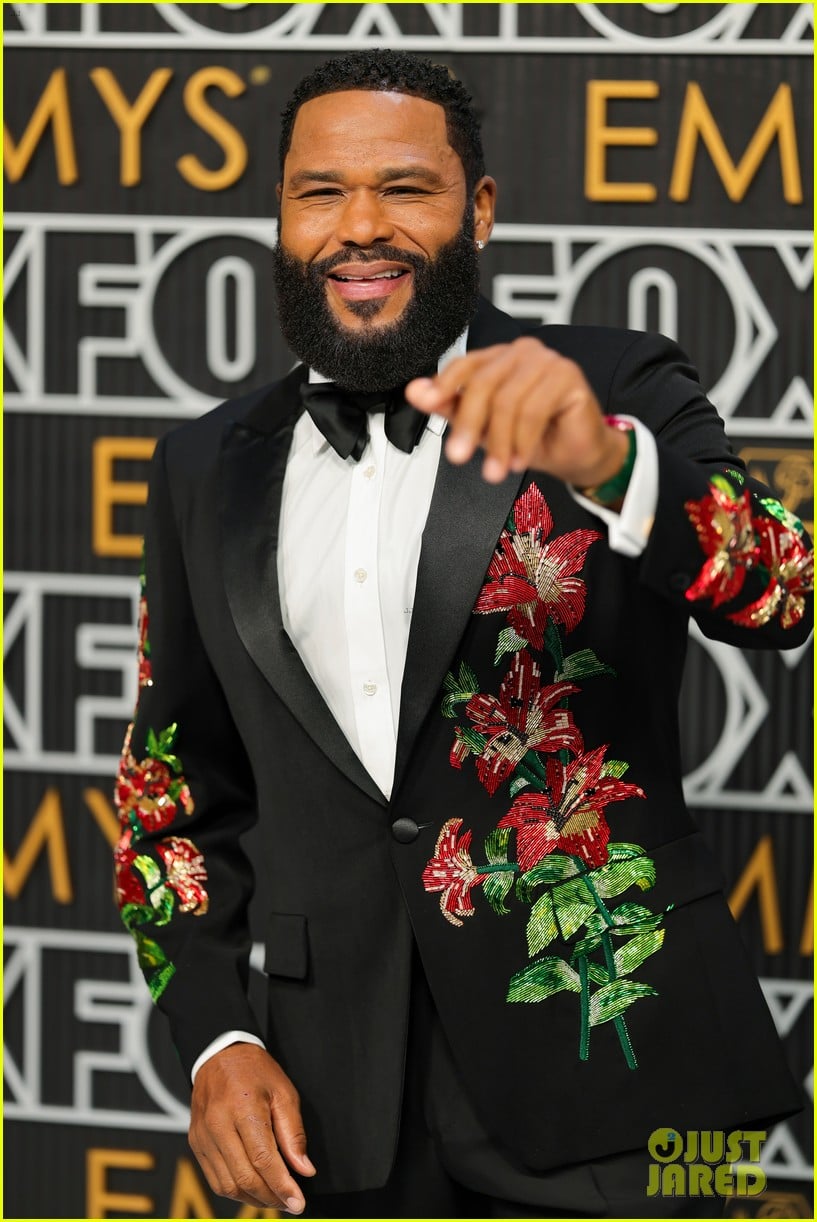 Anthony Anderson Arrives for Hosting Duties at Emmy Awards 2023 with ...