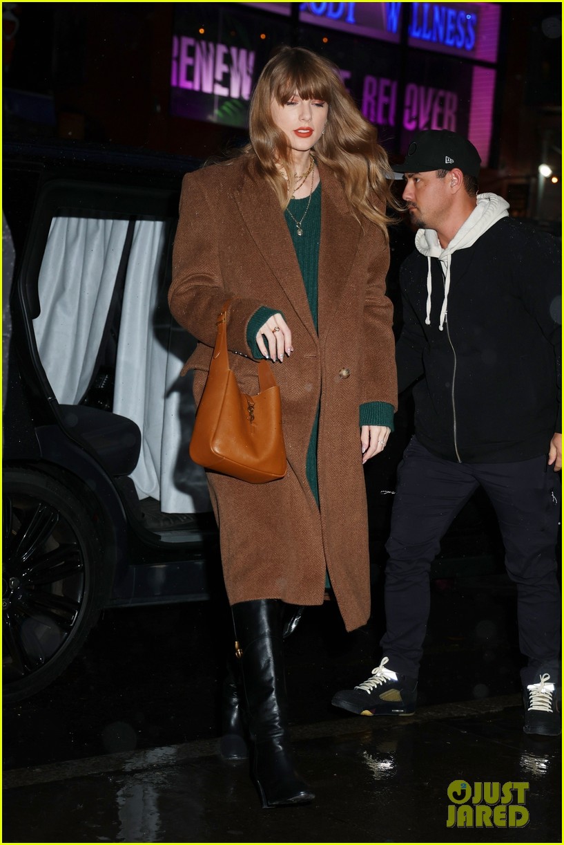 Taylor Swift Braves Rainy Weather for Late-Night Studio Session in NYC ...
