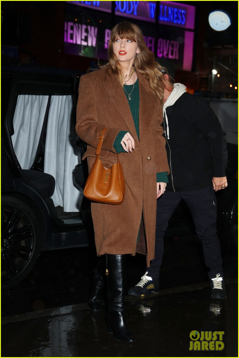 Taylor Swift Braves Rainy Weather for Late-Night Studio Session in NYC ...