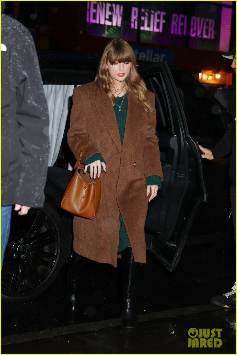 Taylor Swift Braves Rainy Weather for Late-Night Studio Session in NYC ...