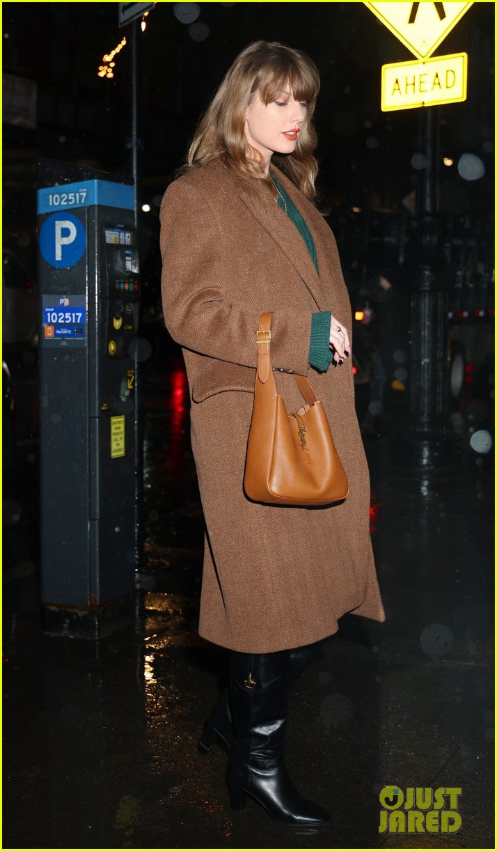 Taylor Swift Braves Rainy Weather for Late-Night Studio Session in NYC ...