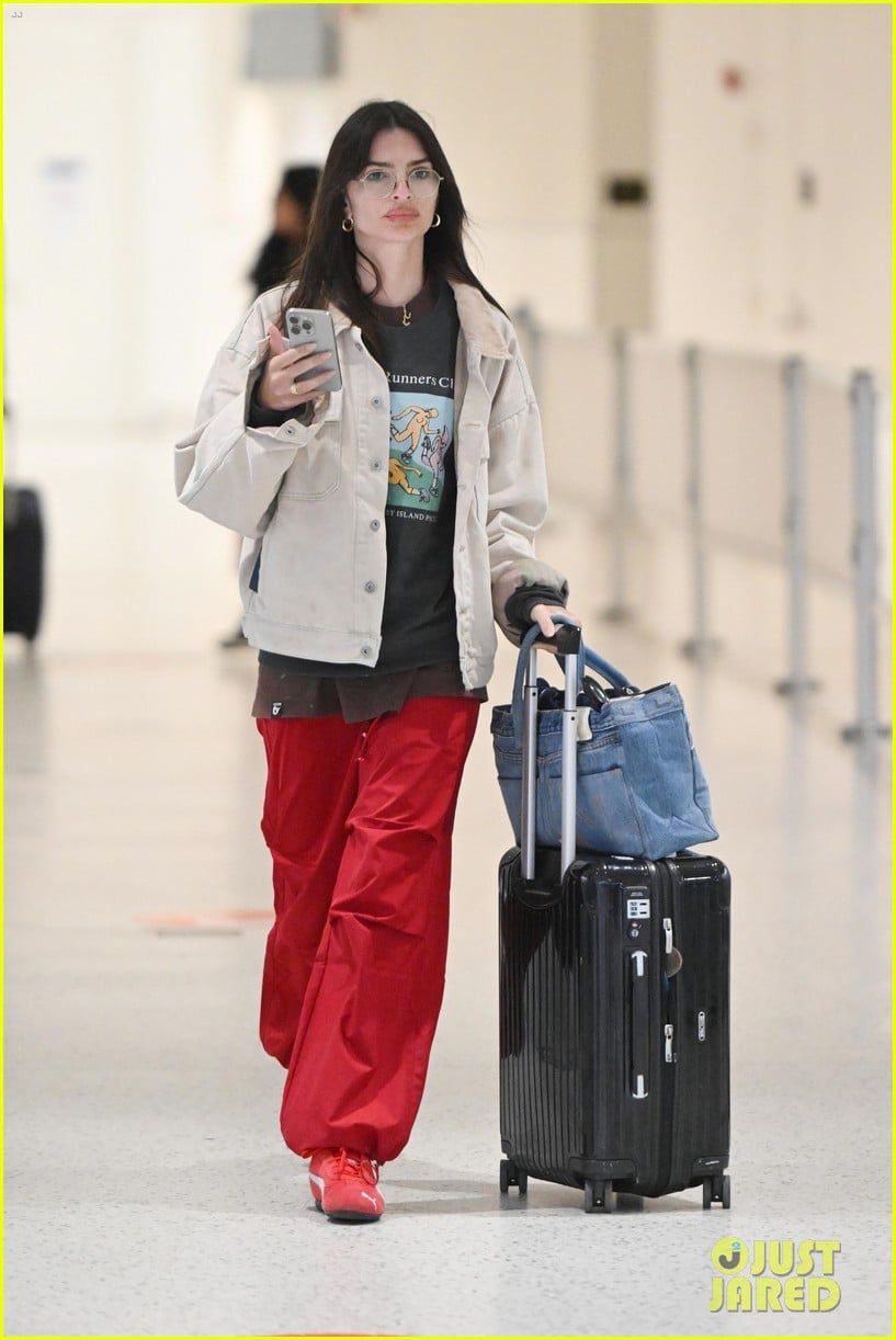 Emily Ratajkowski Returns Home to NYC After Celebrating New Year's Eve ...