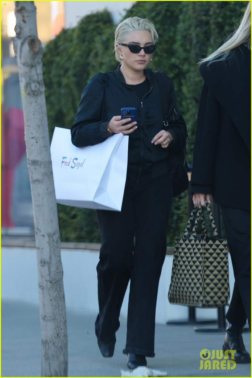 Florence Pugh Goes Shopping in L.A. After 'Oppenheimer' Golden Globes ...