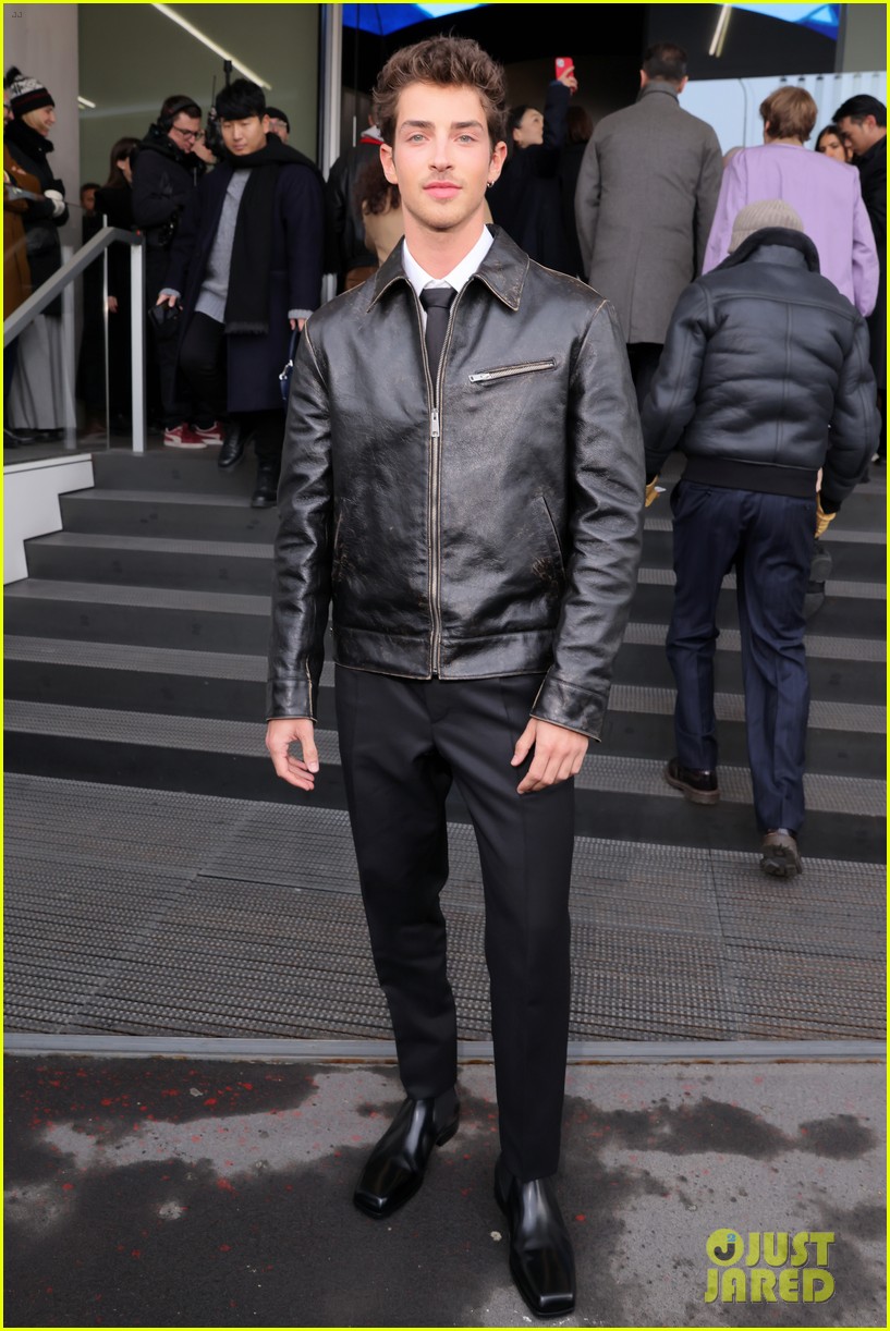 Jake Gyllenhaal & Girlfriend Jeanne Cadieu Join James McAvoy & More ...